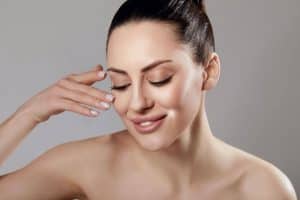 Sweat Proof Makeup: 19 Tips on How To Stop Makeup Sweating Off - Treasurehouse of Makeup