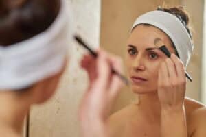 How To Cover Scars With Makeup: Simple Tips & Tricks - Treasurehouse of ...